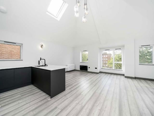 Colney Hatch Lane, London N10, 2 bed flat to rent, £2,500 pcm | PrimeLocation