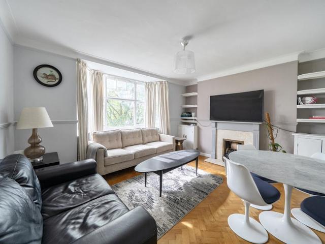 Colney Hatch Lane N10 2 bed flat to rent £2,100 pcm £485 pw