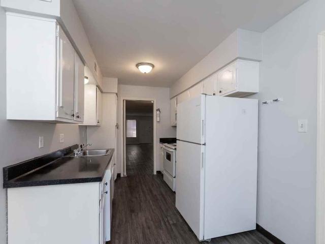 Colonial Apartments 2 Bedroom Apartment for Rent at 5140 Wheelis Dr, Memphis, TN 38117