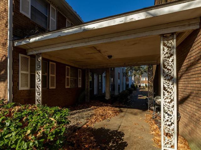 Colonial Apartments 3 Bedroom Apartment for Rent at 5140 Wheelis Dr, Memphis, TN 38117