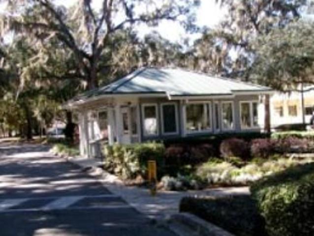 Colonial Dr