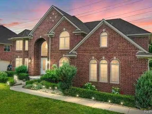 Colonial Shelby Twp, MI 54426 Pelican Ln