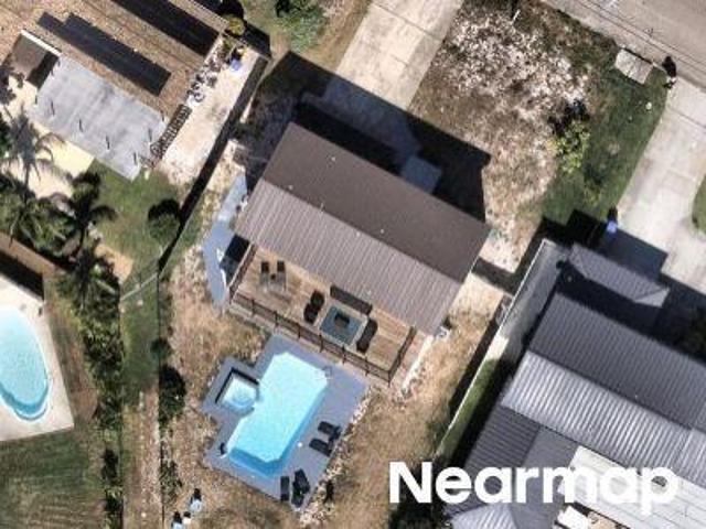 Colony Point Rd S