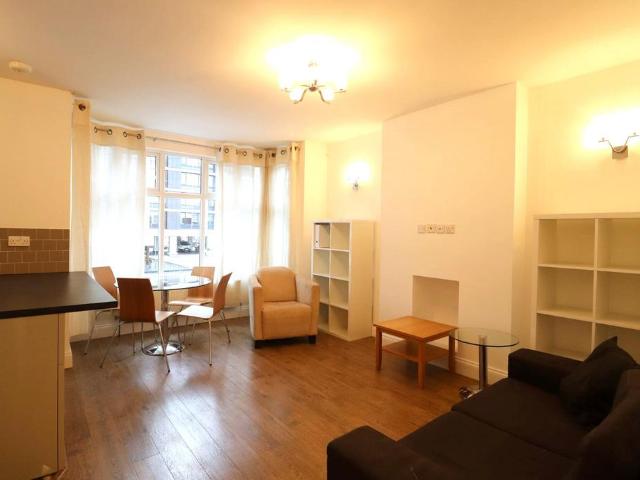 Colson Road, Croydon, CR0 2 bed flat to rent £1,650 pcm £381 pw