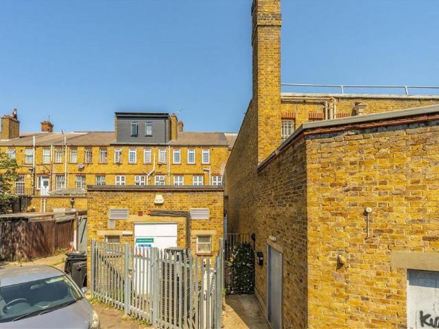 Colston Road, London SW14 4 bed maisonette to rent £3,000 pcm £692 pw