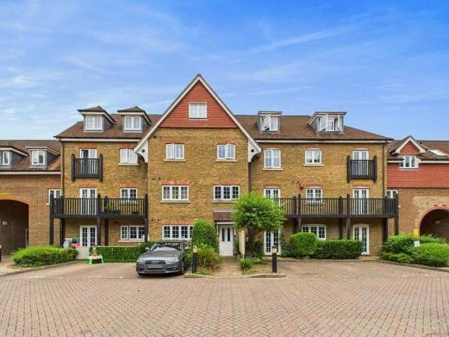 Copthorne Common Road, Copthorne, 2 Bedroom Apartment