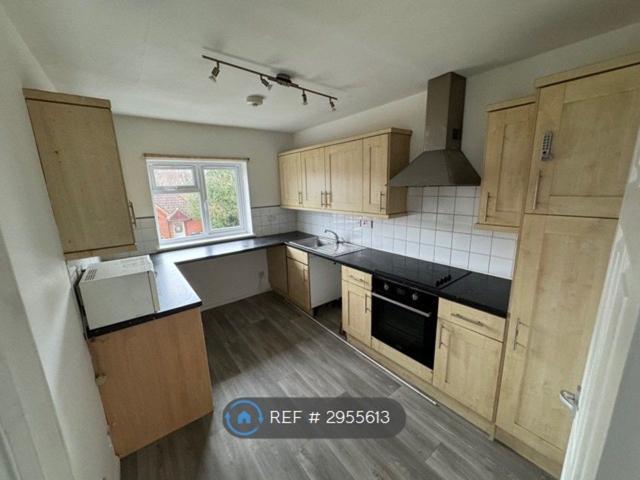Copthorne, Crawley RH10, 1 bed flat to rent, £1,200 pcm | PrimeLocation