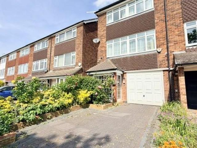 Copthorne Gardens, Hornchurch, RM11 4 bed house to rent £2,250 pcm £519 pw