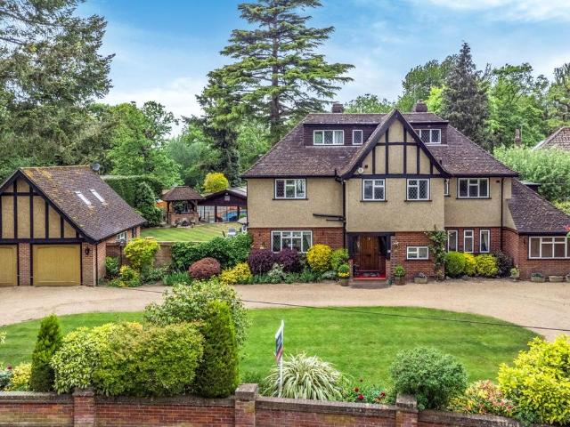 Copthorne Road, Croxley Green. 6 bed detached house to rent £8,500 pcm £1,962 pw