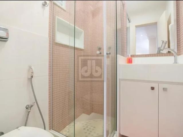 Copacabana Posto 6 Melhor trecho da rua Reformado Sala 2 Quartos 1 Suíte Dependências 1 vaga