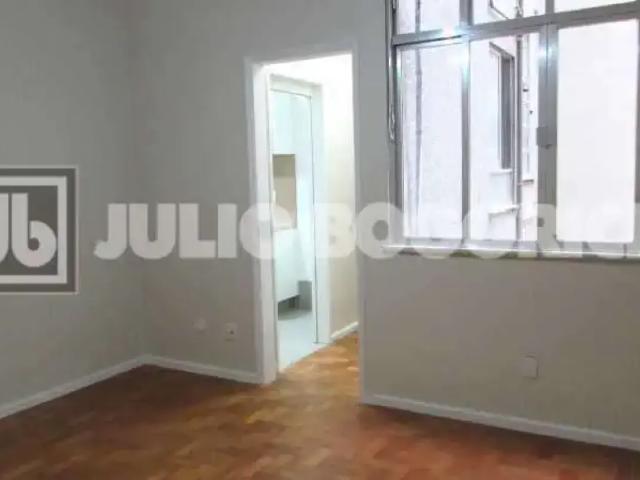 Copacabana Rua excelente 2ª Quadra da Praia Perto do Metrô Living 2 quartos com armários Cozinha planejadíssima Splits em todos os cômodos Entrar, morar e ser feliz!