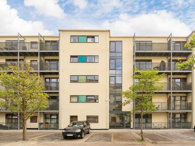 Copenhagen Place, London E14 2 bed flat to rent £2,200 pcm £508 pw