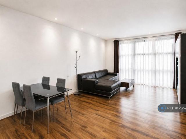Copenhagen Place, London, E14 2 bed flat to rent £2,200 pcm £508 pw