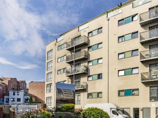 Copenhagen Place, London E14 2 bed flat to rent £2,350 pcm £542 pw