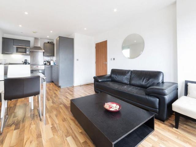 Copenhagen Street, London N1 2 bed flat to rent £2,900 pcm £669 pw