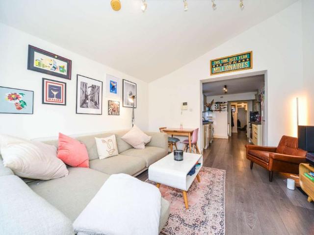 Copleston Road, East Dulwich, London 2 bed flat to rent £2,400 pcm £554 pw