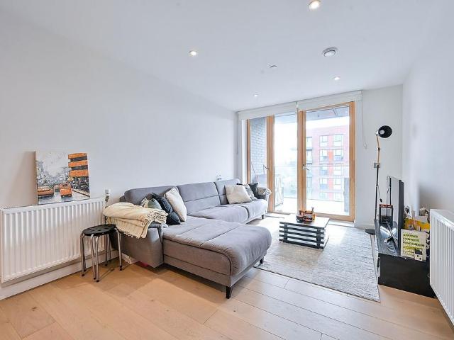 Copley Close, Hanwell, W7 2 bed flat to rent £2,701 pcm £623 pw