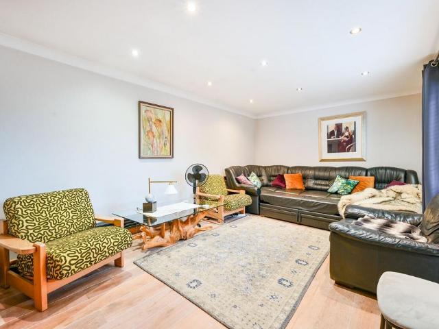 Copley Close, Hanwell, London, W7 3 bed flat to rent £3,250 pcm £750 pw