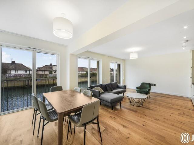 Copperworks Wharf, London E15, 3 bed flat to rent, £3,100 pcm | PrimeLocation