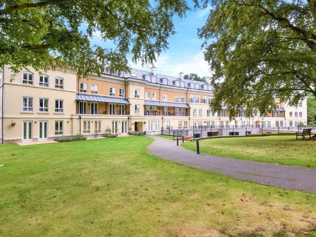 Copper Beech House, Heathside. 2 bed flat to rent £1,750 pcm £404 pw