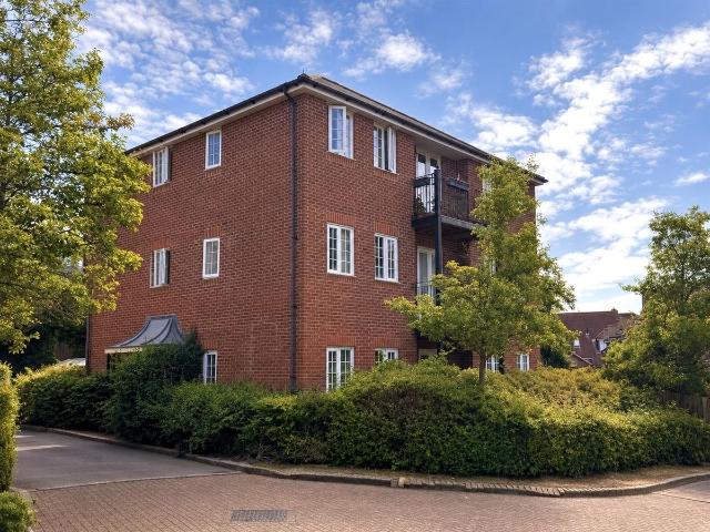 Copperfields, High Wycombe HP12, 2 bed flat to rent, £1,500 pcm | PrimeLocation