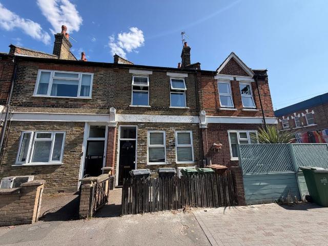 Coppermill Lane E17, 2 bed flat to rent, £1,850 pcm | PrimeLocation