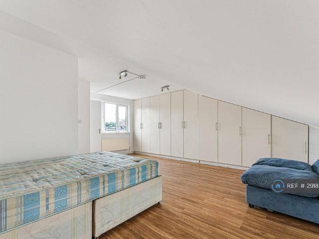 Coppermill Lane, London, E17 3 bed flat to rent £2,500 pcm £577 pw