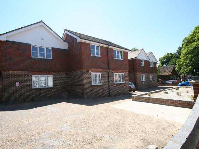 Coppers Court, Yew Tree Road TN4 2 bed ground floor flat to rent £1,295 pcm £299 pw