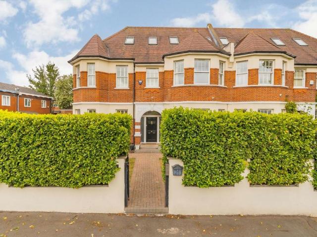 Coppetts Road, London N10 6 bed semi detached house to rent £8,500 pcm £1,962 pw