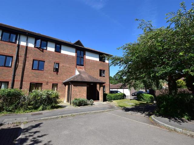 Copse Lane, Horley 1 bed flat to rent £1,425 pcm £329 pw