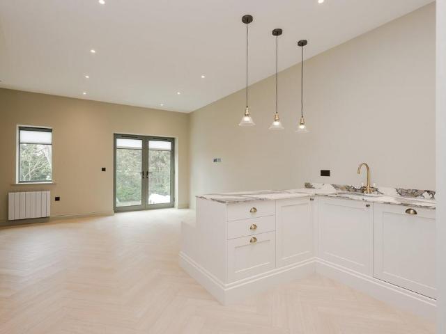 Copsem Lane, Esher, KT10 1 bed apartment to rent £2,500 pcm £577 pw