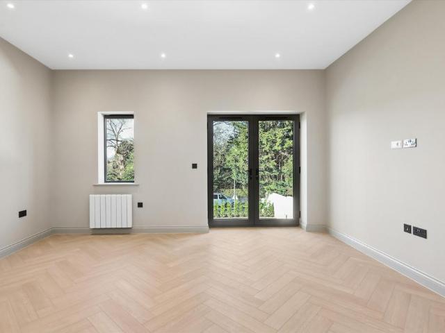 Copsem Lane, Esher, Surrey KT10 1 bed flat to rent £2,500 pcm £577 pw