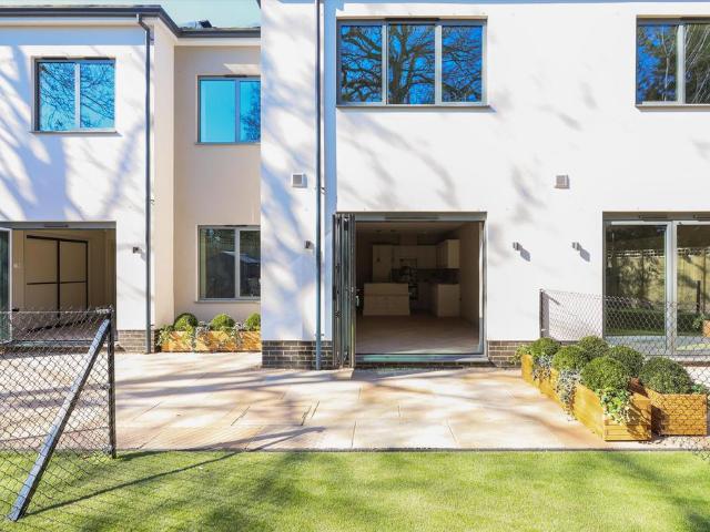 Copsem Lane, Esher, Surrey KT10 2 bed flat to rent £3,250 pcm £750 pw