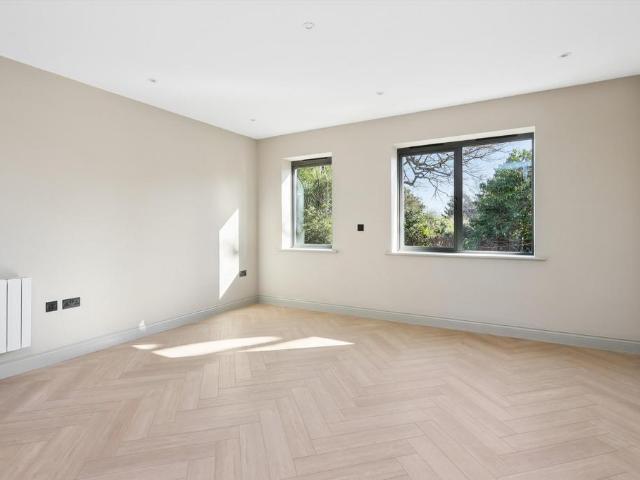 Copsem Lane, Esher, Surrey KT10 2 bed flat to rent £2,750 pcm £635 pw