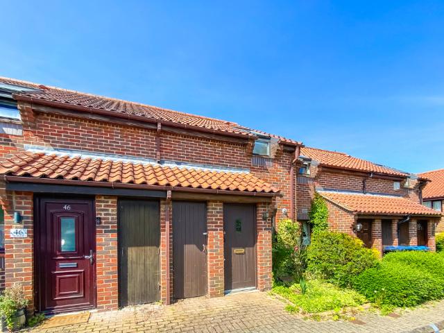 Copshall Close, Essex CM18 2 bed house to rent £1,550 pcm £358 pw