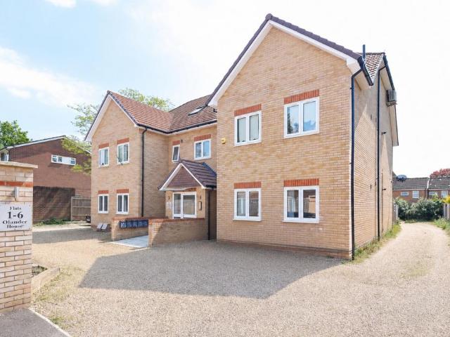 Corwell Gardens, Uxbridge, UB8 2 bed flat to rent £2,000 pcm £462 pw
