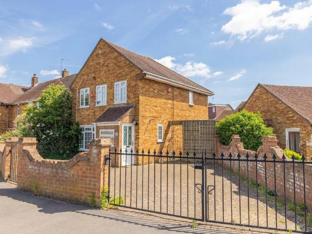 Corwell Lane, Uxbridge UB8 3 bed semi detached house to rent £2,300 pcm £531 pw