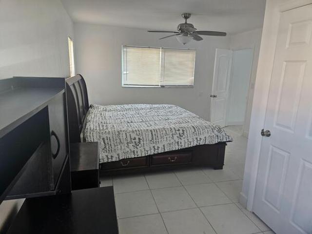 Coral Springs House with Dining area. Spacious & cozy
