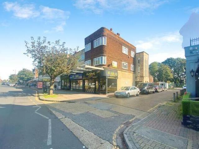 Corbets Tey Road, Upminster, 3 Bedroom Flat