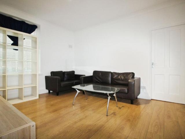 Corbin House, Bromley High Street. 4 bed flat to rent £2,595 pcm £599 pw