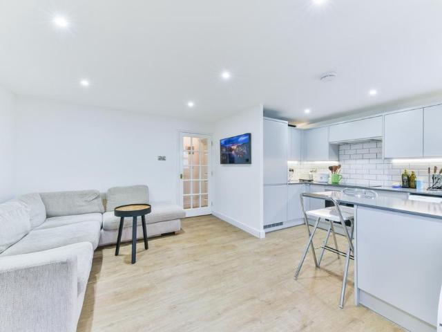 Corbidge Court, Glaisher Street. 1 bed flat to rent £1,850 pcm £427 pw