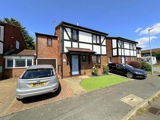 Corbridge Drive, Luton, LU2 4 bed detached house to rent £1,725 pcm £398 pw
