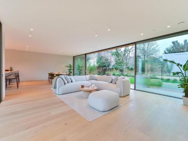 Cordelia Close, Blackheath, London, SE3 5 bed detached house to rent £8,996 pcm £2,076 pw