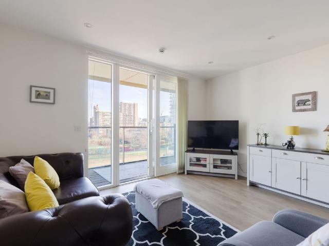 Cordelia Street, London E14, 2 bed flat to rent, £3,200 pcm | PrimeLocation