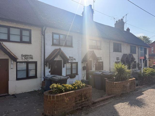 Cores End Road, Bourne End SL8 2 bed cottage to rent £1,725 pcm £398 pw