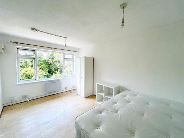Corinium Close, WEMBLEY Studio to rent £1,000 pcm £231 pw
