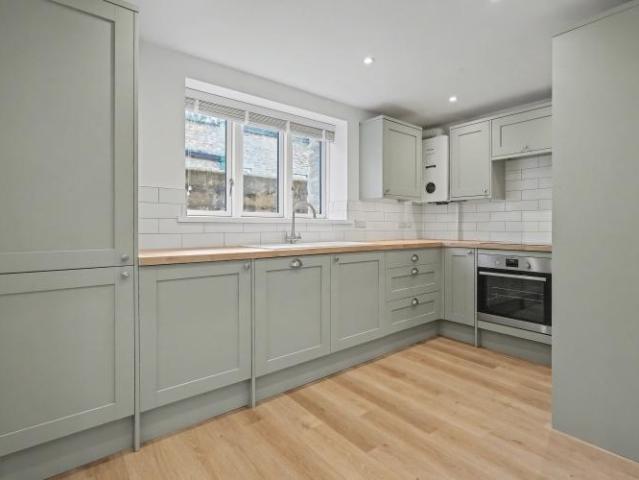 Corn Street, Witney 3 bed end of terrace house to rent £1,850 pcm £427 pw