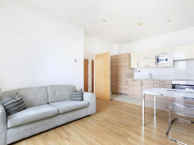 Cornell Square, Nine Elms, London, SW8 1 bed flat to rent £2,000 pcm £462 pw
