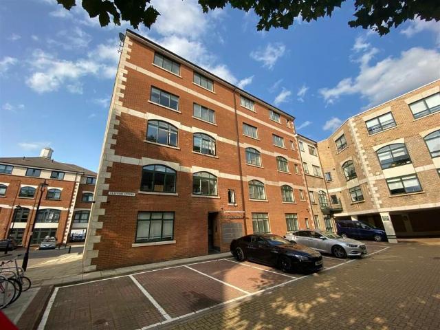 Corner Hall, Hemel Hempstead HP3, 1 bed flat to rent, £1,225 pcm | PrimeLocation