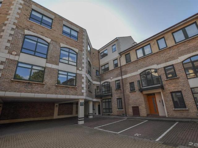 Corner Hall, Hemel Hempstead, HP3 2 bed apartment to rent £1,275 pcm £294 pw